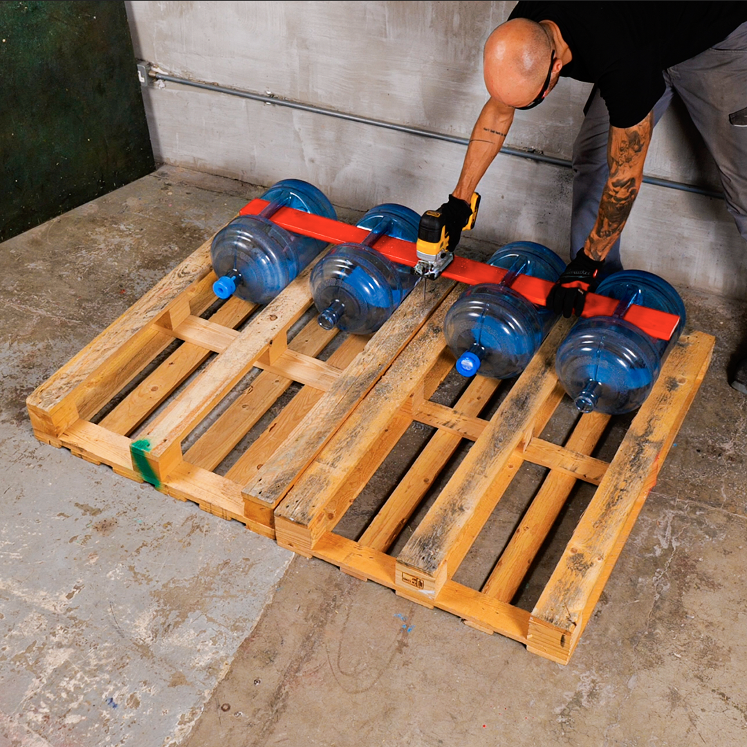 Coche anfibio hecho con palés y botellas de agua