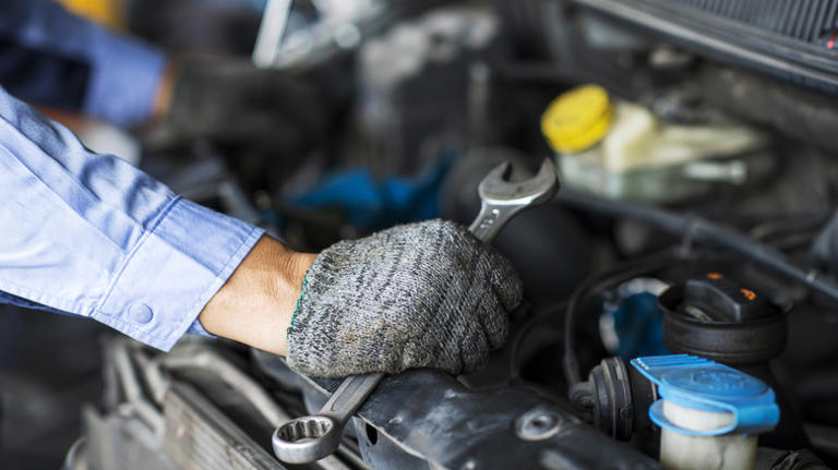 11 Common Car Mechanic Scams (And How To Avoid Them)