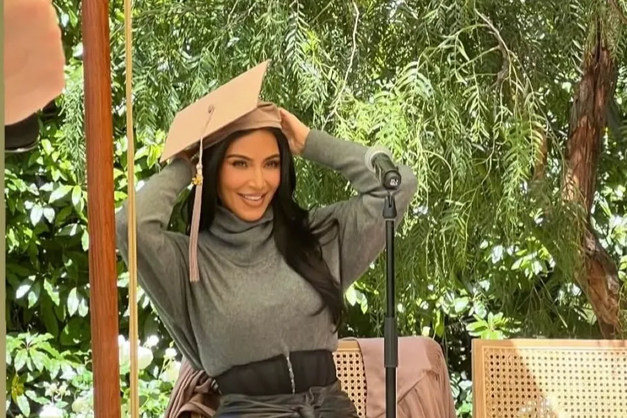 Kim Kardashian si è laureata, seguendo le orme del padre Robert