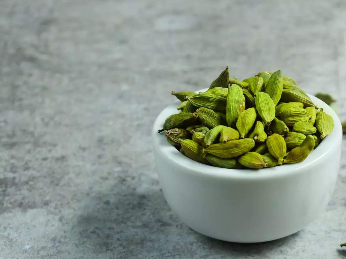 Lesser known benefits of chewing Cardamom after meals