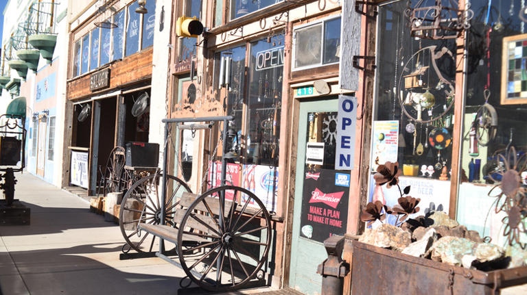 One Of Arizona's Most Charming Small Towns Hides Serene Lakes And ...