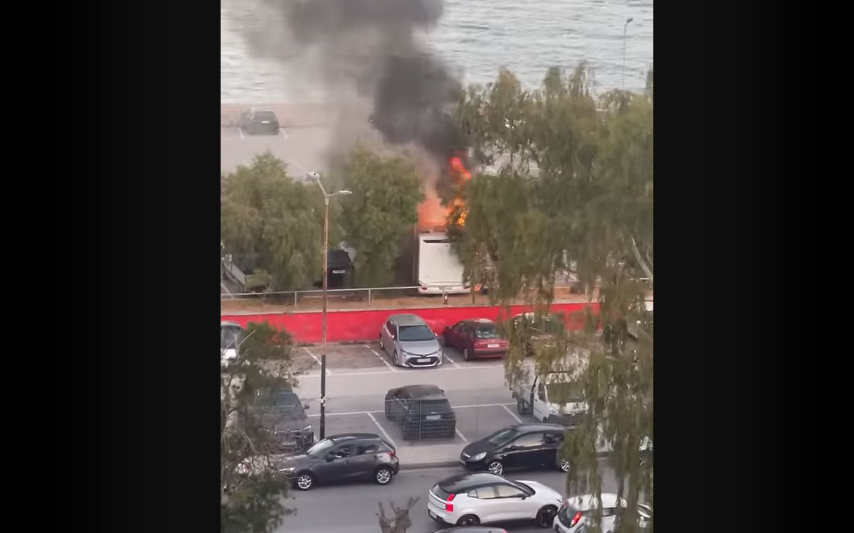 Πειραιάς: Φωτιά σε τροχόσπιτο σε πάρκινγκ στο Μικρολίμανο – Βίντεο