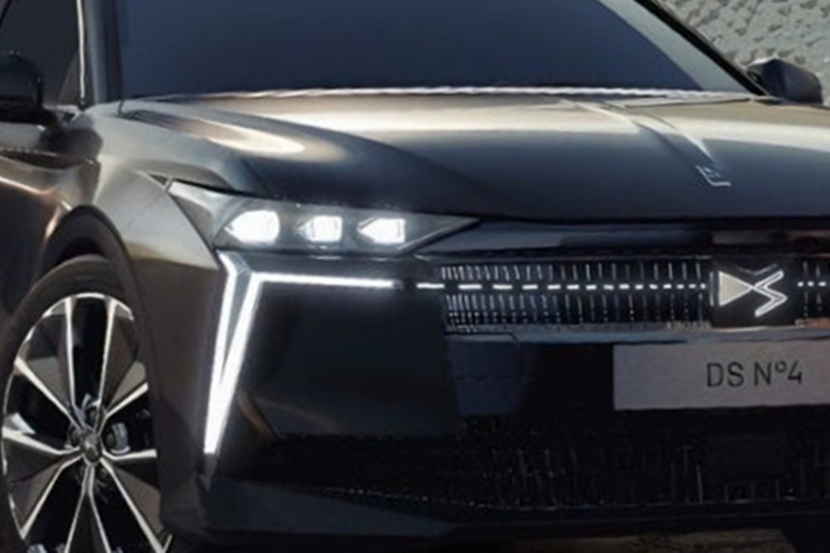More Than Just Looks: The DS N°4 Mixes Chic Design with Brainy Tech