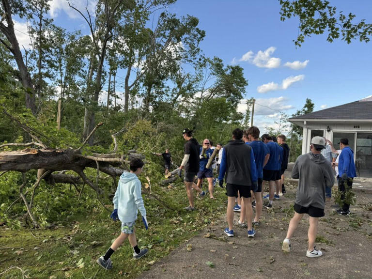Kentucky Baseball aids cleanup efforts in Russell County