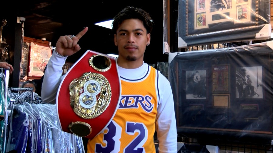 Angelo Leo wins world title defense by majority decision