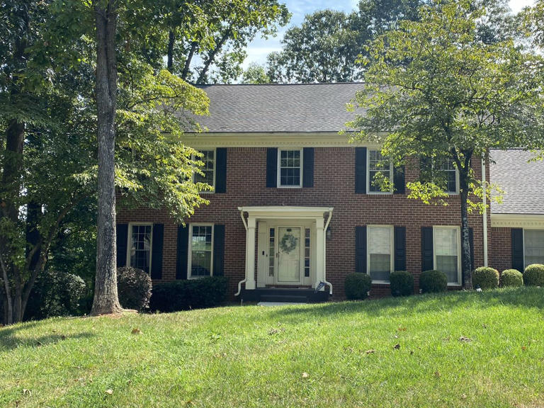 Colonial-Style Homes Have THESE Special Characteristics That No Other ...