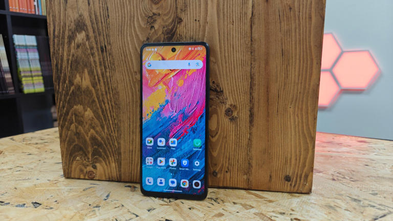 TCL 60 XE NXTPAPER Smartphone Review