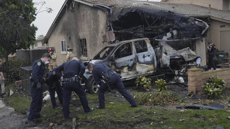 Al menos dos muertos y ocho heridos al estrellarse una avioneta contra una vivienda en un barrio ...