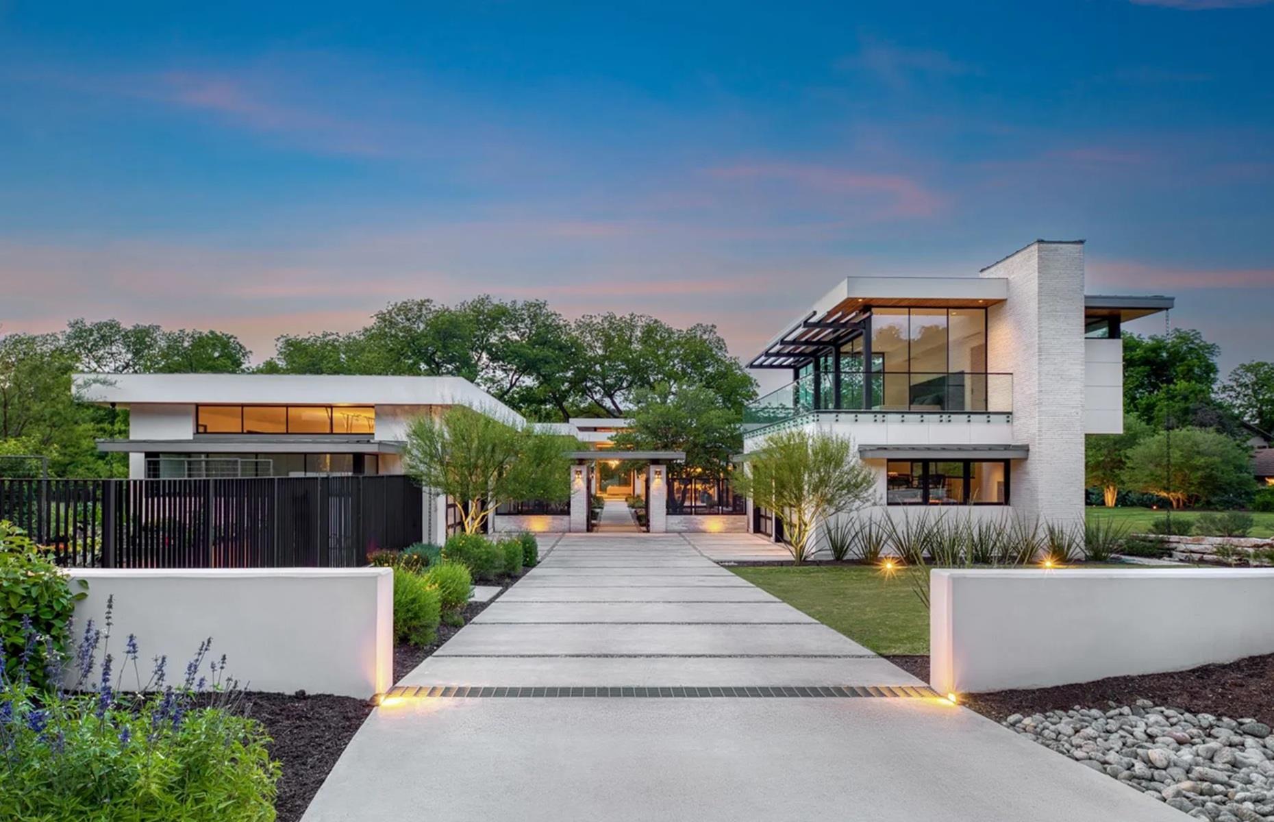 11 Beautiful Homes Sitting On The World’s Best Lakes