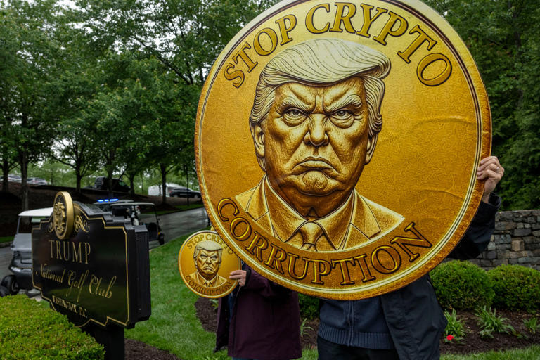 ‘America is not for sale:’ Protesters mob Trump golf course guests ...