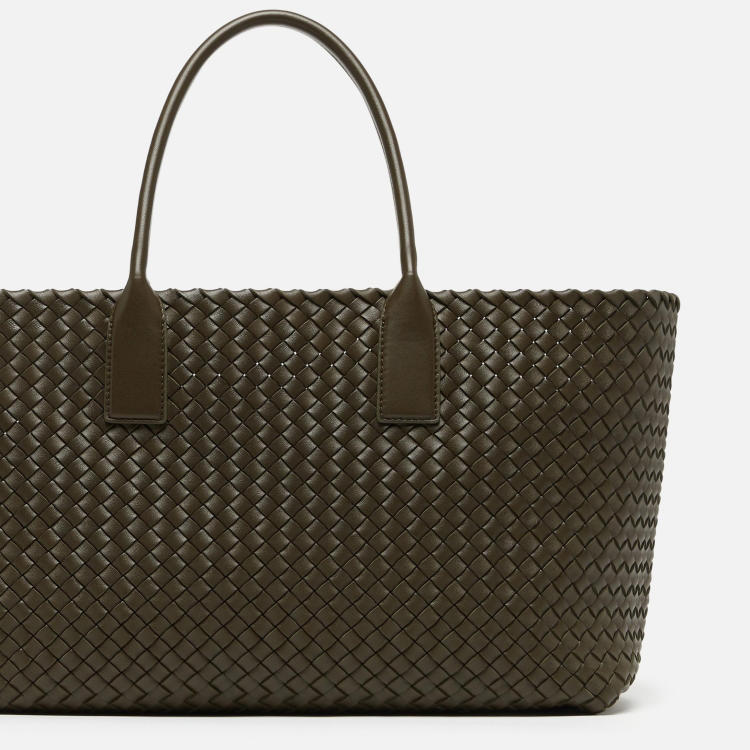 舒淇機場穿搭不忘BV「Cabat」！3點認識這款紅了24年的編織包！