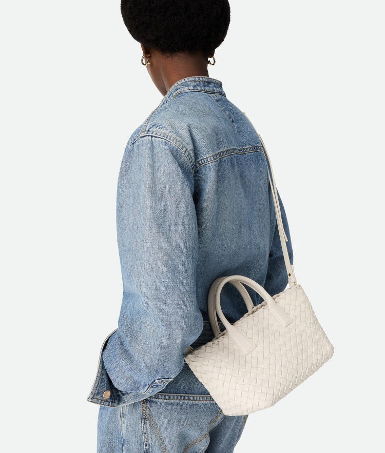 舒淇機場穿搭不忘BV「Cabat」！3點認識這款紅了24年的編織包！