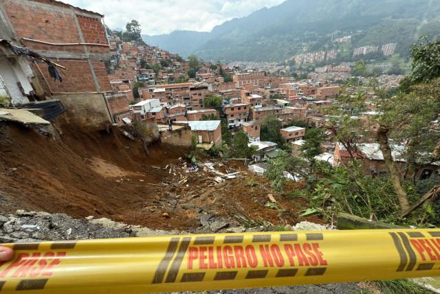 Deslizamiento en Medellín: gracias a una llamada al 123 se salvaron ...