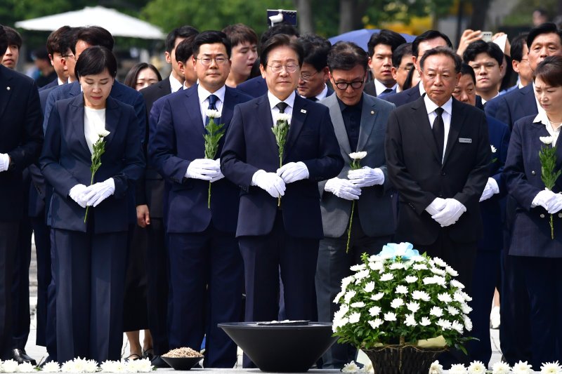 이재명 "노무현 뜻 받들어 모두가 함께 잘사는 대동세상 만들겠다"