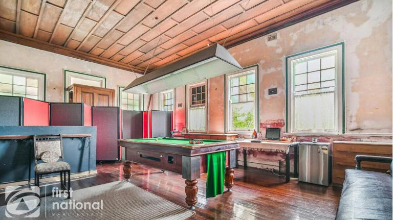 Historic former Courthouse with residence and restaurant listed in Minmi