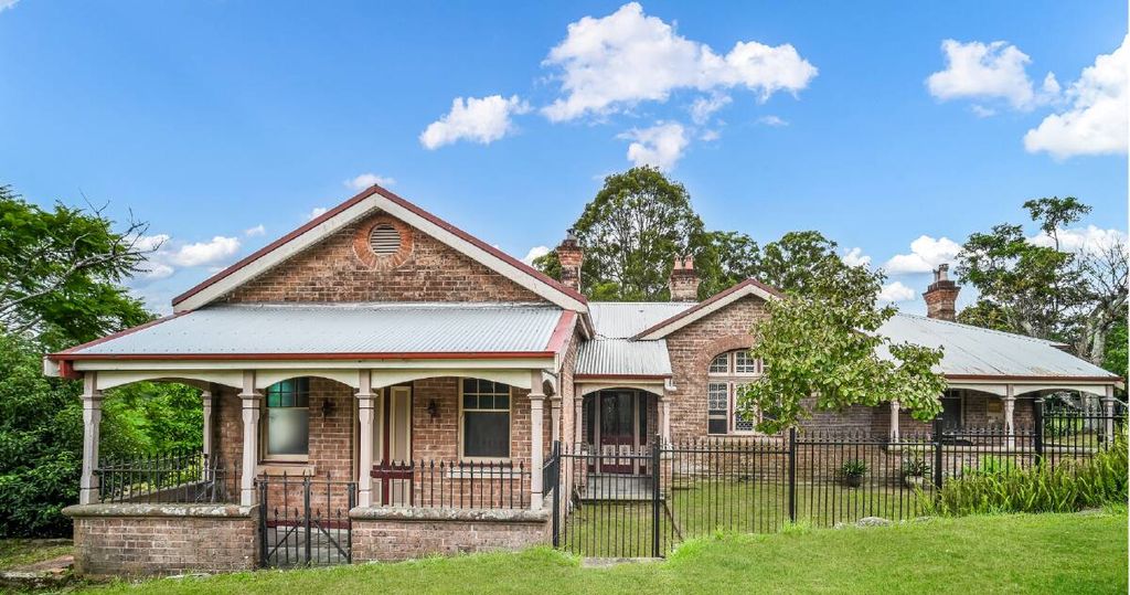 Historic former Courthouse with residence and restaurant listed in Minmi