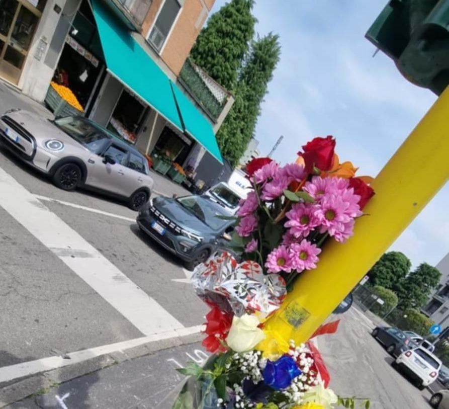 Le lacrime degli amici di Momo. Fiori e messaggi appesi al semaforo ...