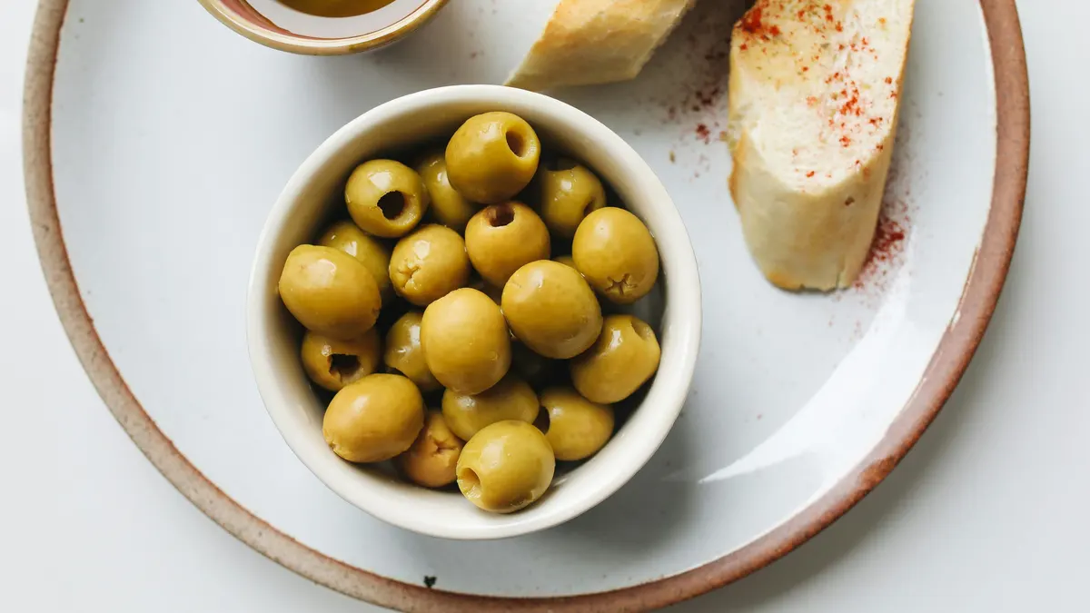 Pide aceitunas en un bar y no da crédito a lo que le cobran por ellas ...