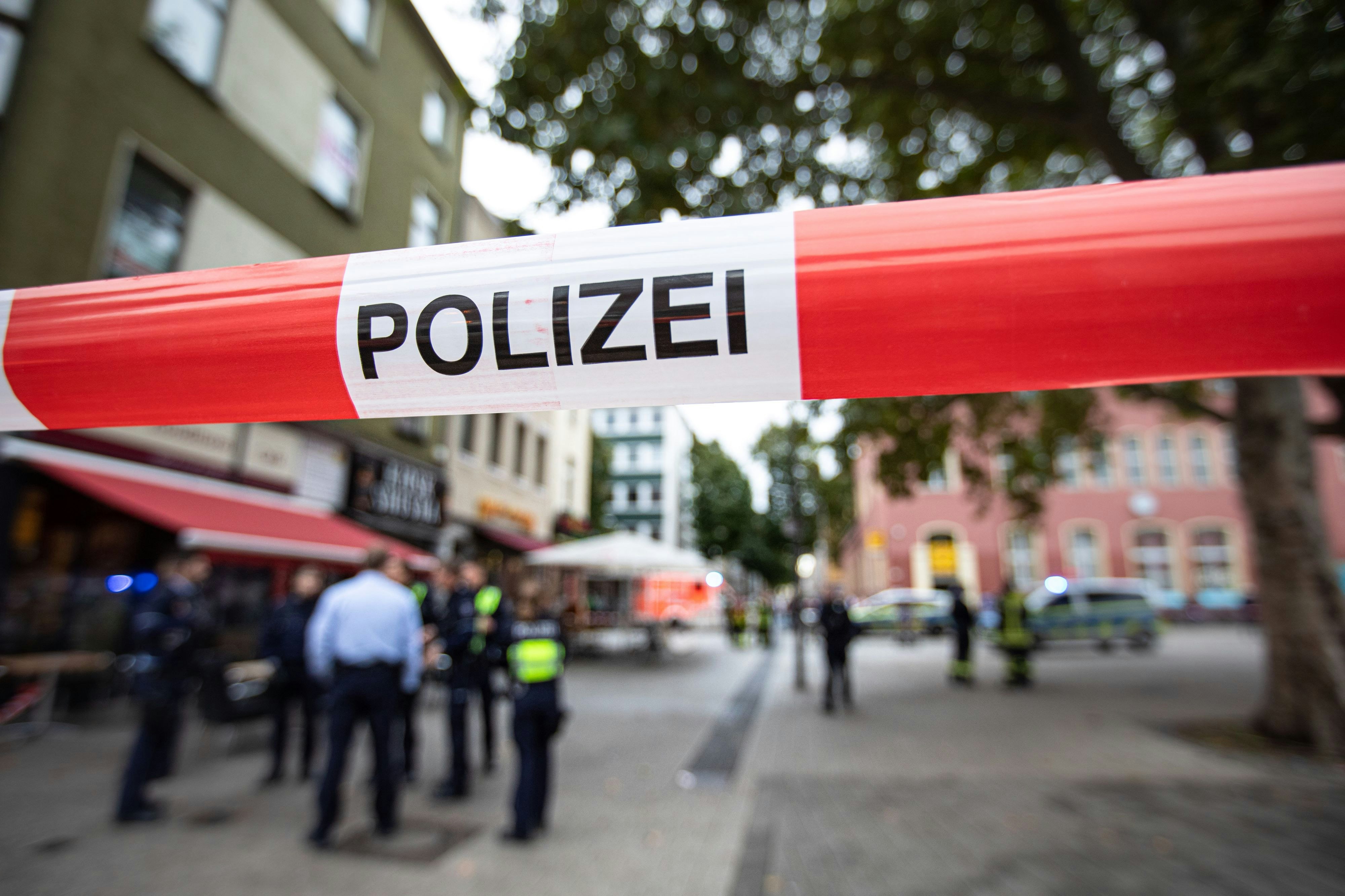 Einsatz in Neuehrenfeld: Schuss aus Wohnung? SEK überwältigt Frau