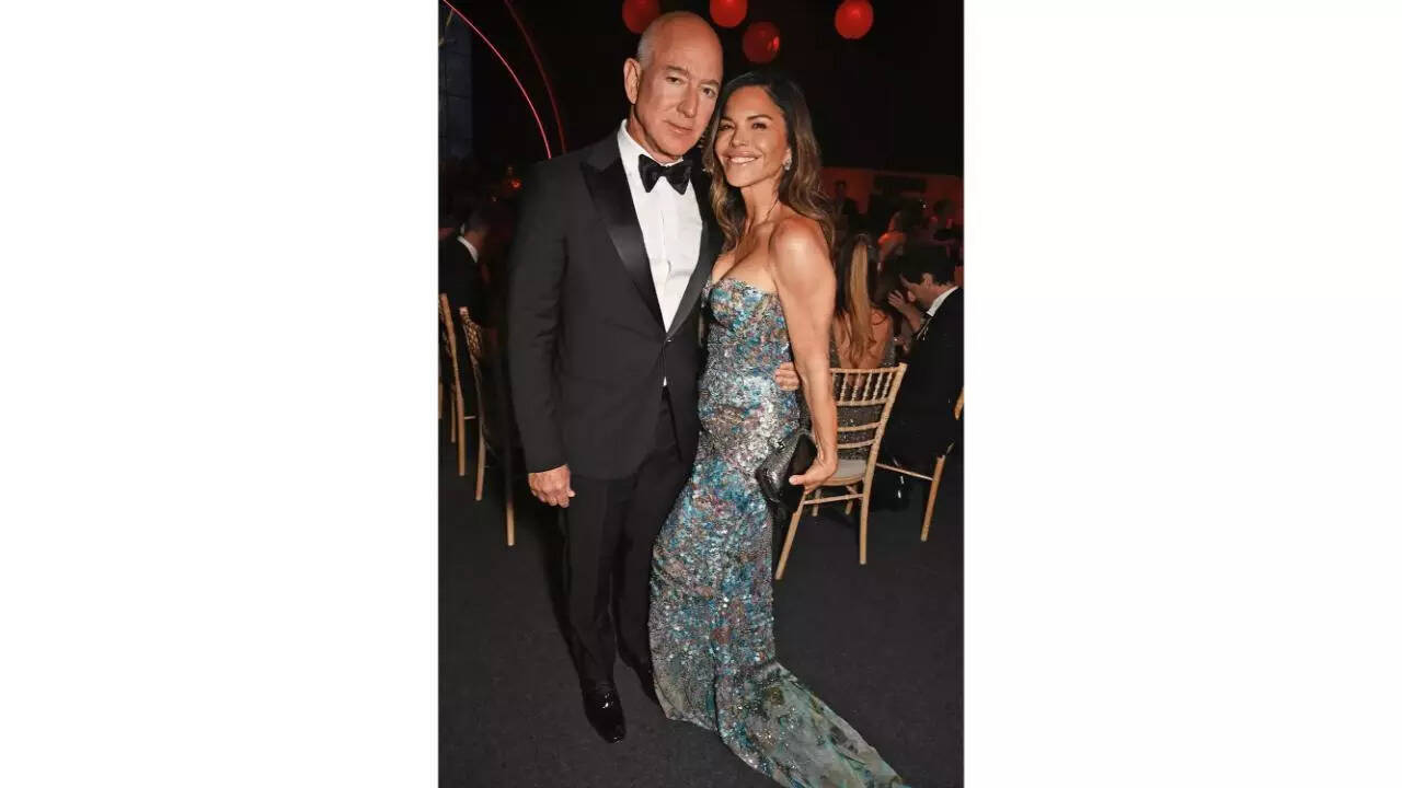 Amazon founder Jeff Bezos and fiancee Lauren Sanchez enjoys dinner date ...