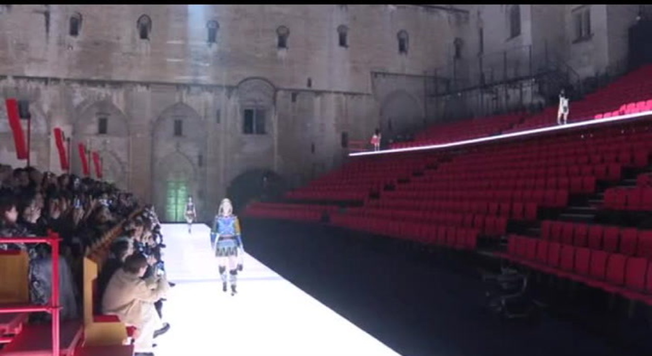 Sfilata di moda di Louis Vuitton al Palazzo dei Papi di Avignone