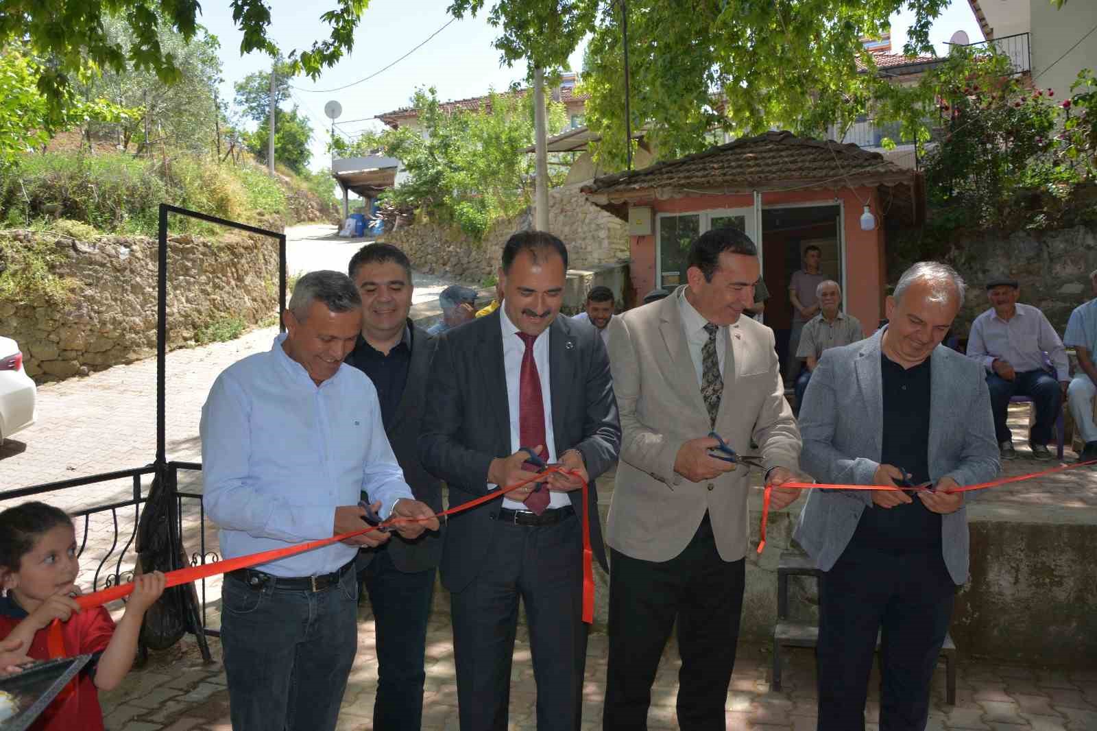 Manisa’da iki bin yıllık tarihi çınarın gölgesinde eserlerini sergilediler
