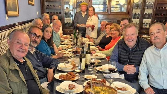 Carlos Guardado lleva a sus amigos a degustar el pote de Casa Emburria