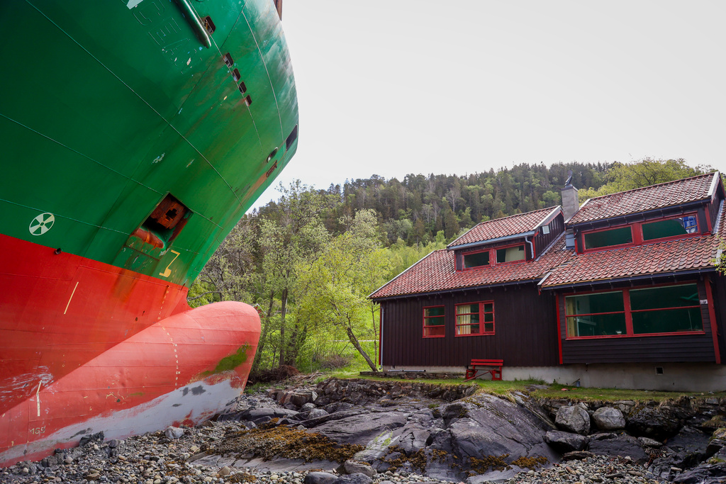 Körde fraktfartyg på grund – kan ha sovit