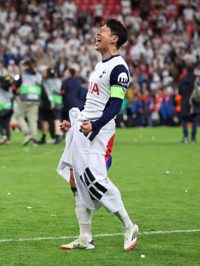 Chairman Chung Mong-gyu congratulates Captain Son Heung-min on his ...