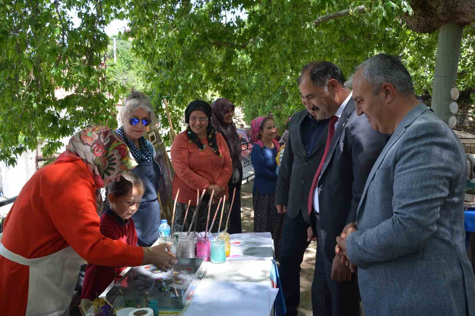 Manisa’da iki bin yıllık tarihi çınarın gölgesinde eserlerini sergilediler