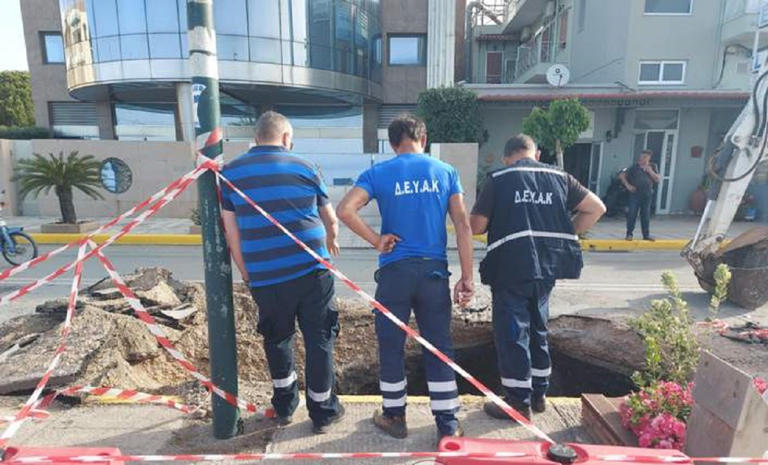Κατέρρευσε το οδόστρωμα στο κέντρο της Καλαμάτας – Μεγάλη τρύπα ...