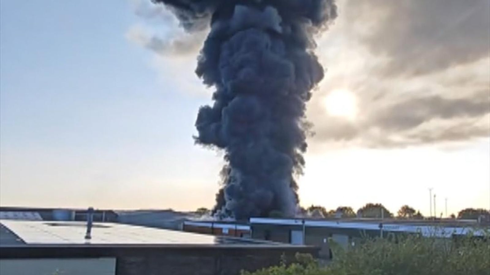 Huge fire declared a 'major incident' with road closures nearby