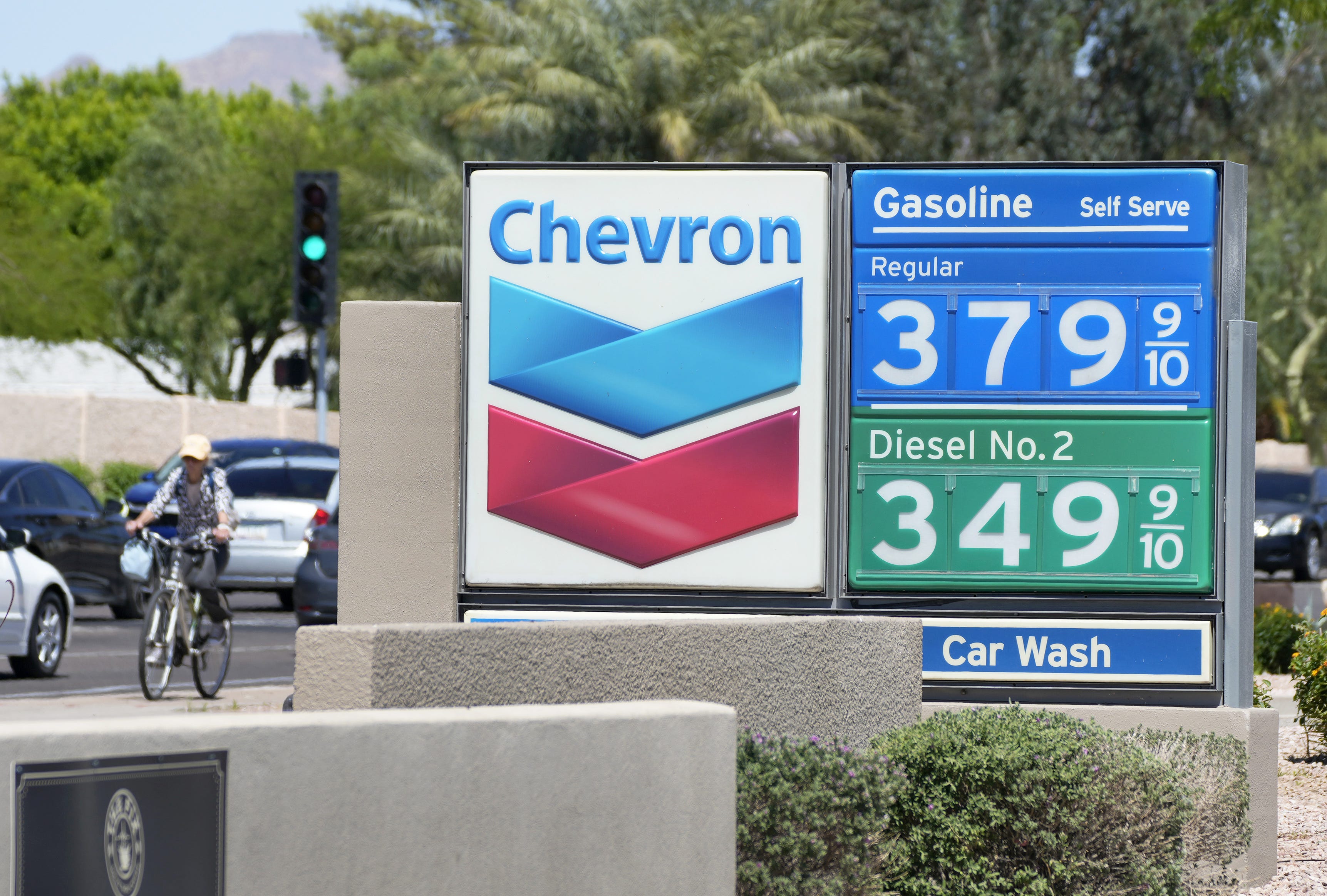 Metro Phoenix gas prices rose 40 cents in past month. Here's why