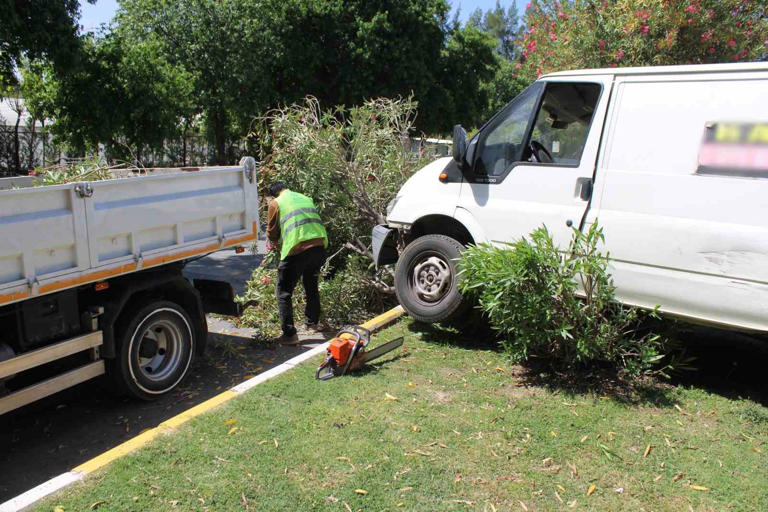 Hakimiyeti kaybolan minibüs refüjde asılı kaldı