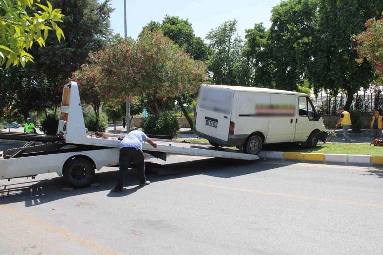 Hakimiyeti kaybolan minibüs refüjde asılı kaldı