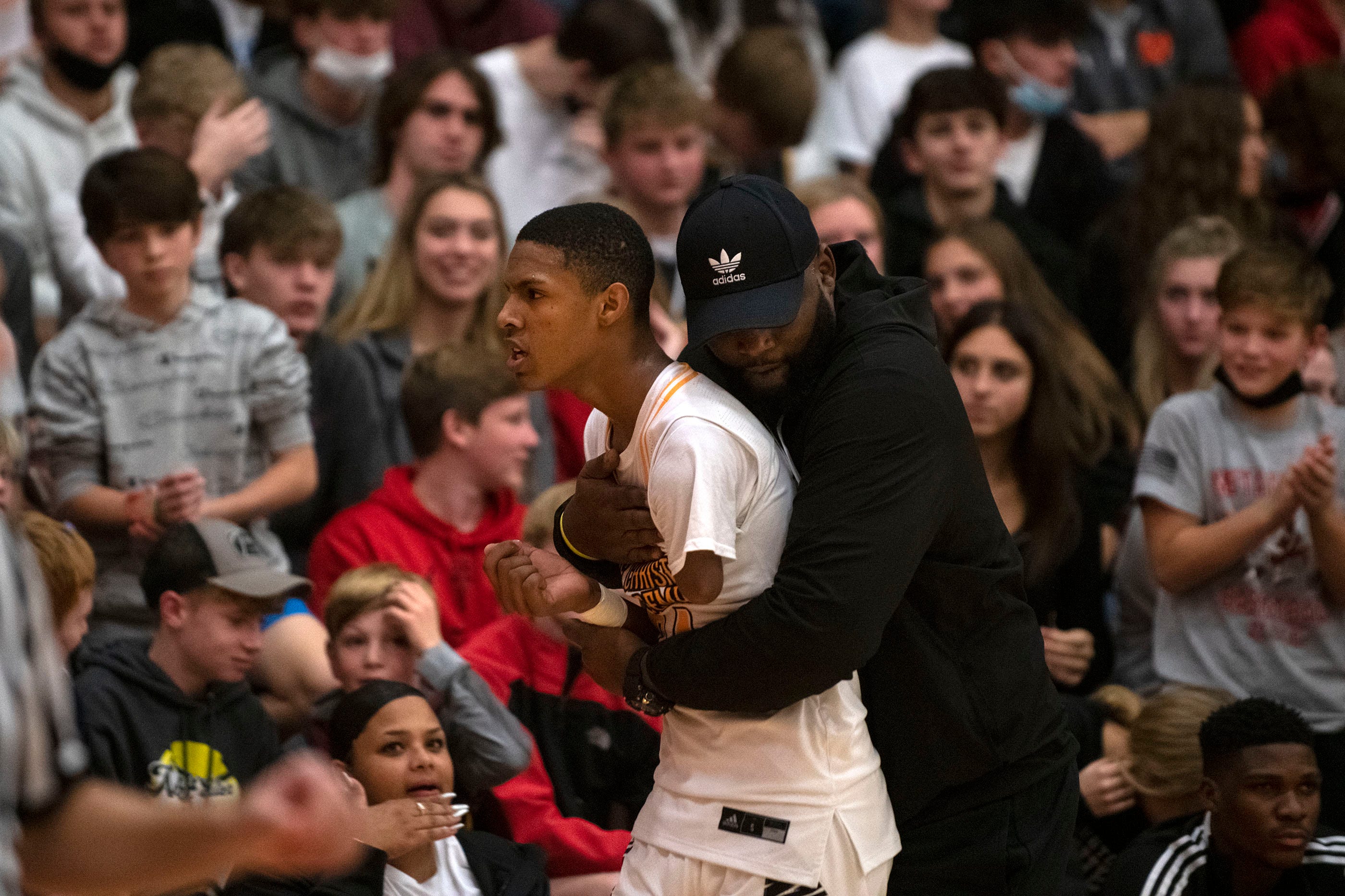 Basketball player with one arm gets rockstar treatment at Washington T of C
