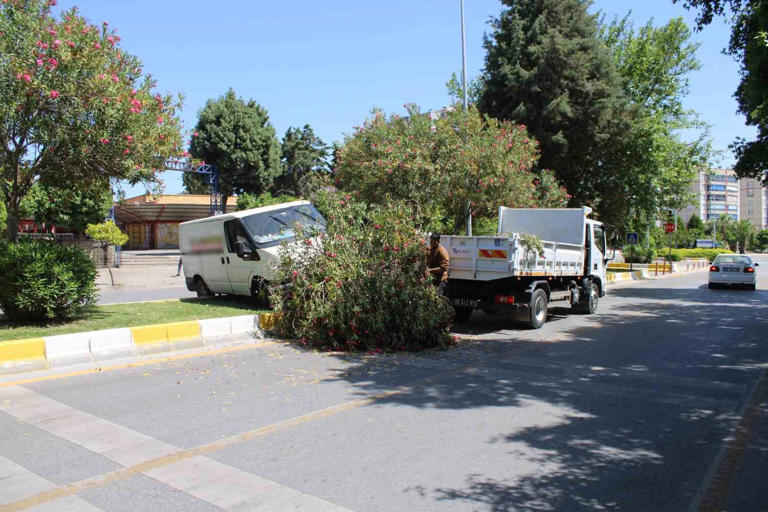 Hakimiyeti kaybolan minibüs refüjde asılı kaldı