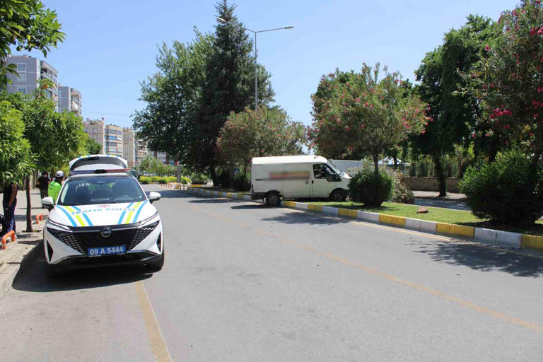 Hakimiyeti kaybolan minibüs refüjde asılı kaldı