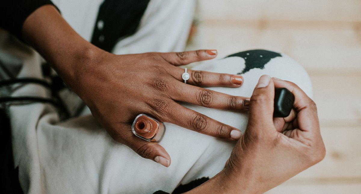 Shellac vs. Gel: How Are They Different and Which One Is Better?