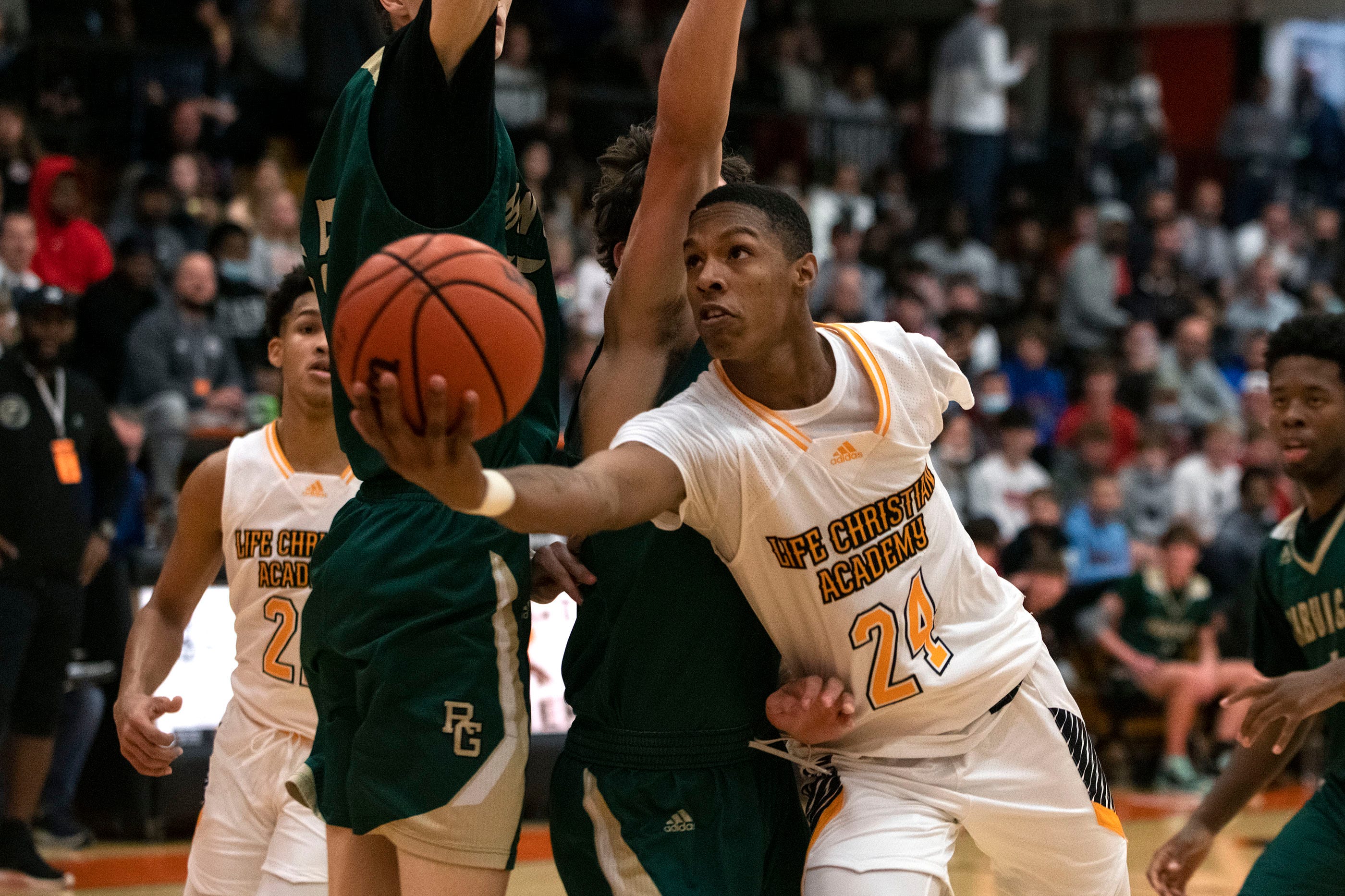 Basketball player with one arm gets rockstar treatment at Washington T of C
