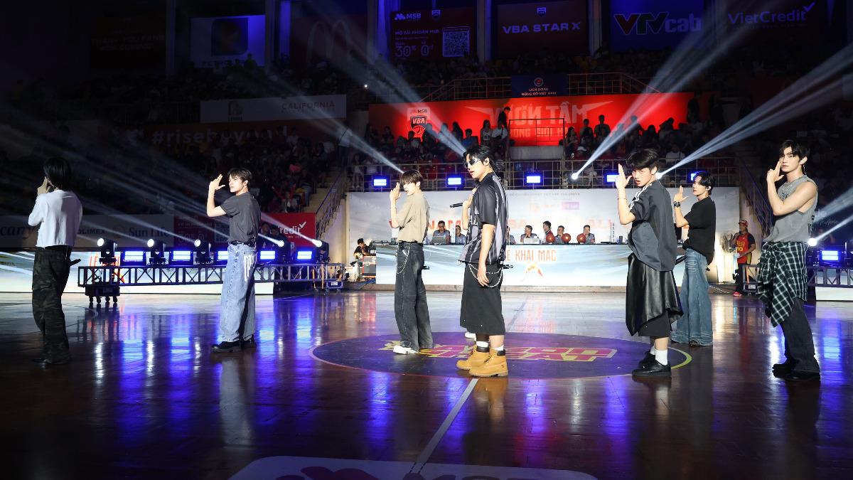 前進越南VBA開幕戰演出 鮮肉男團ARKis快閃圈粉放大絕