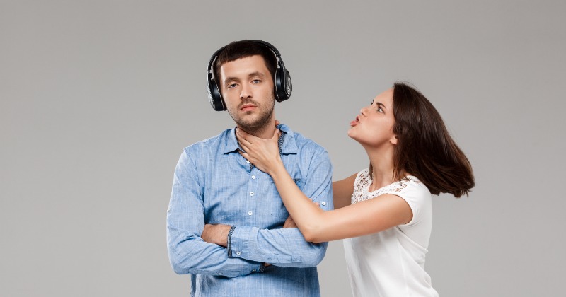 Feeling unseen? These 5 signs mean they’re emotionally unavailable