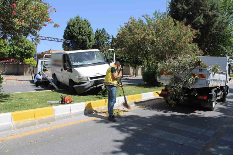Hakimiyeti kaybolan minibüs refüjde asılı kaldı
