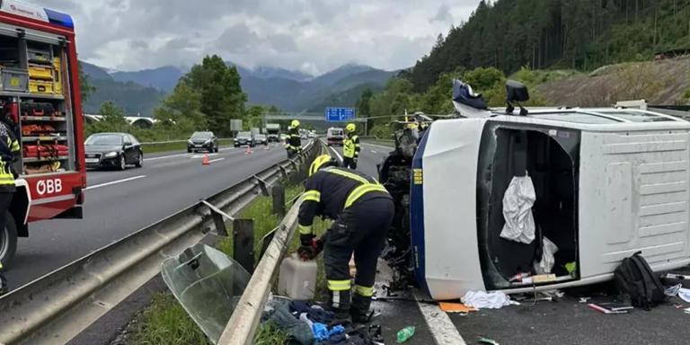 Einsatz auf A9: Feuerwehr befreit Schwerverletzten aus Unfall-Wrack