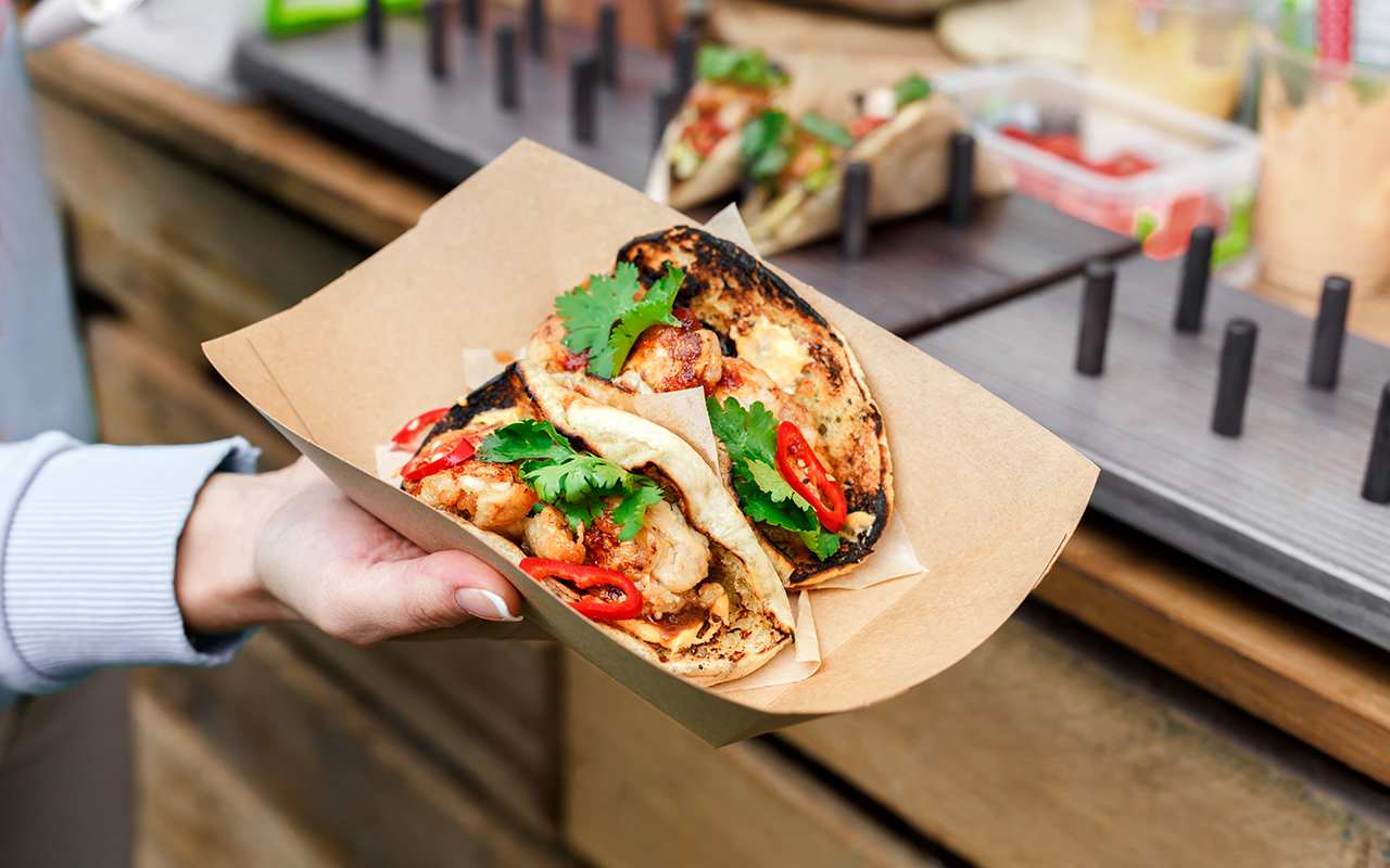10 Foods To Avoid While Traveling And 10 to Try Instead