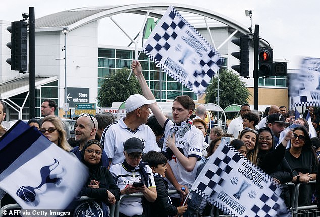 Tottenham Europa League victory parade: Thousands line the streets in ...