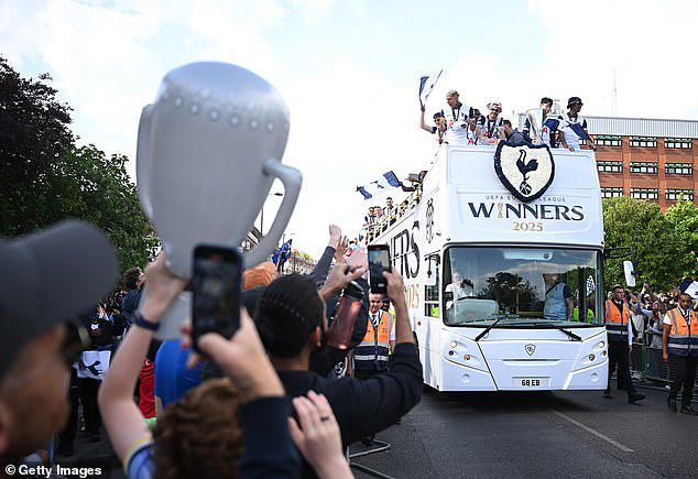 Tottenham Europa League victory parade: Thousands line the streets in ...