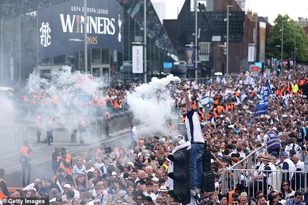 Tottenham Europa League victory parade: Thousands line the streets in ...