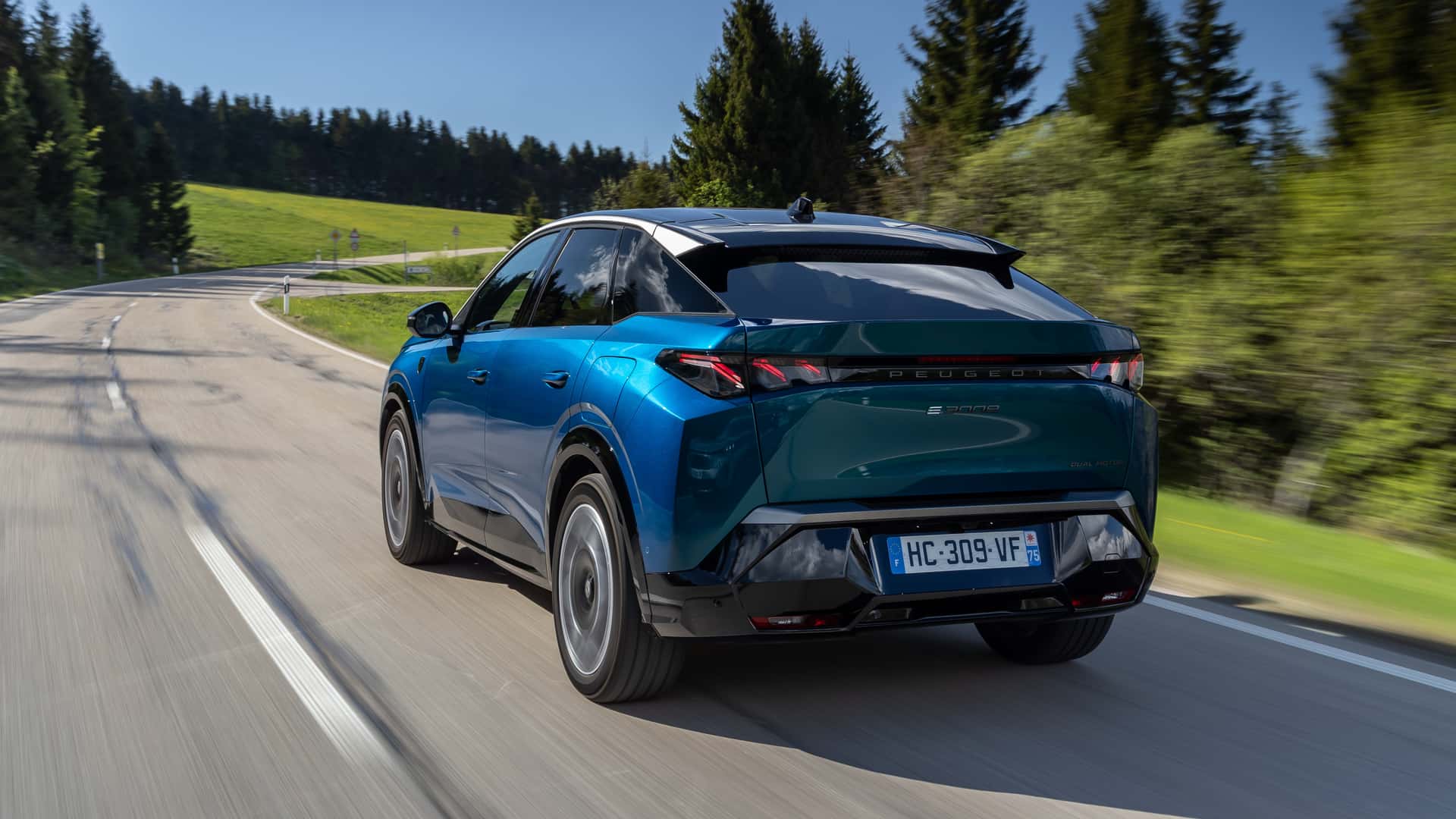Peugeot E-3008 Dual Motor 2025, al volante de un SUV elécrtico con 325 CV