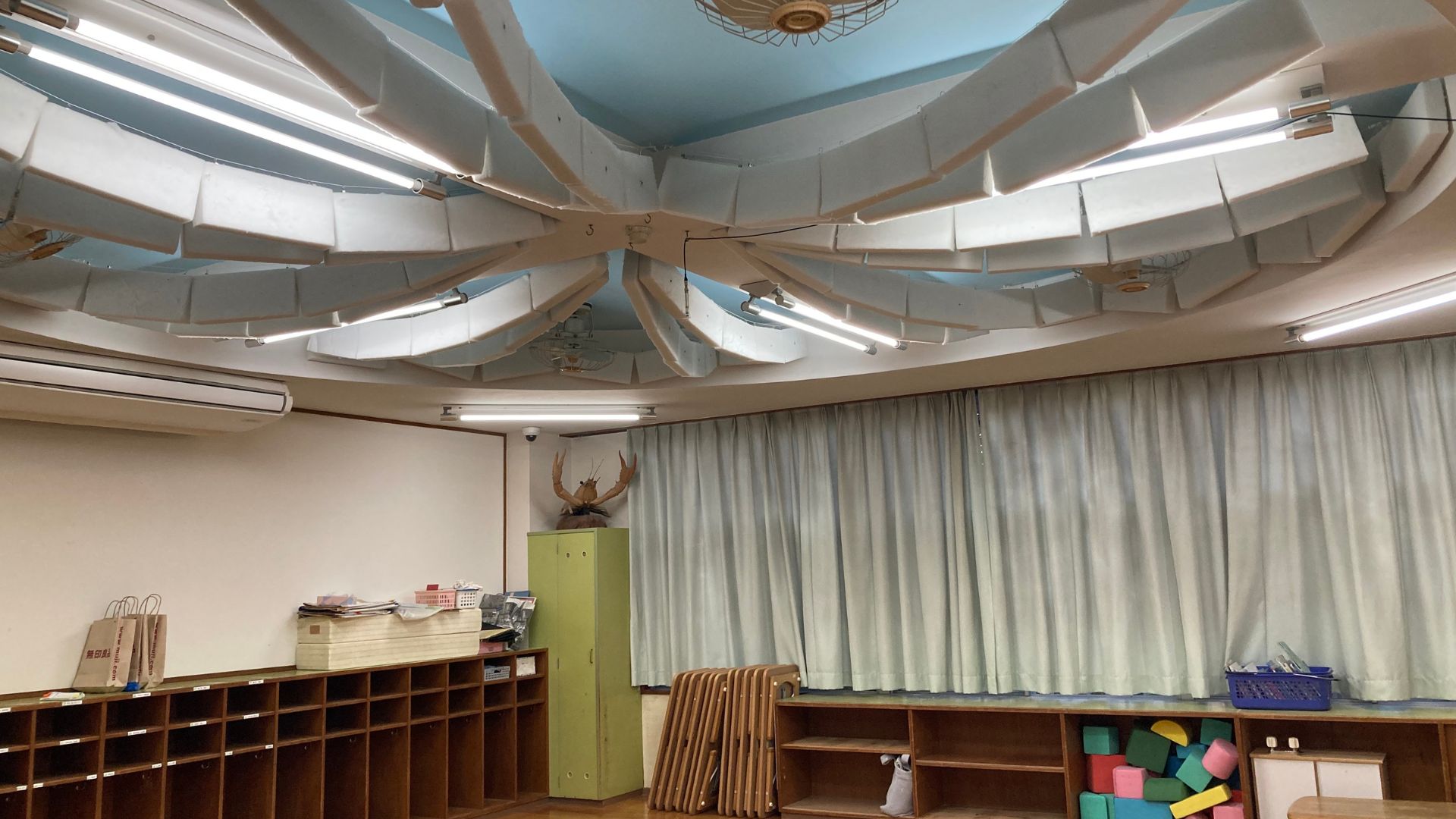 Less echo, less stress: Sound-absorbing ceilings can improve learning ...